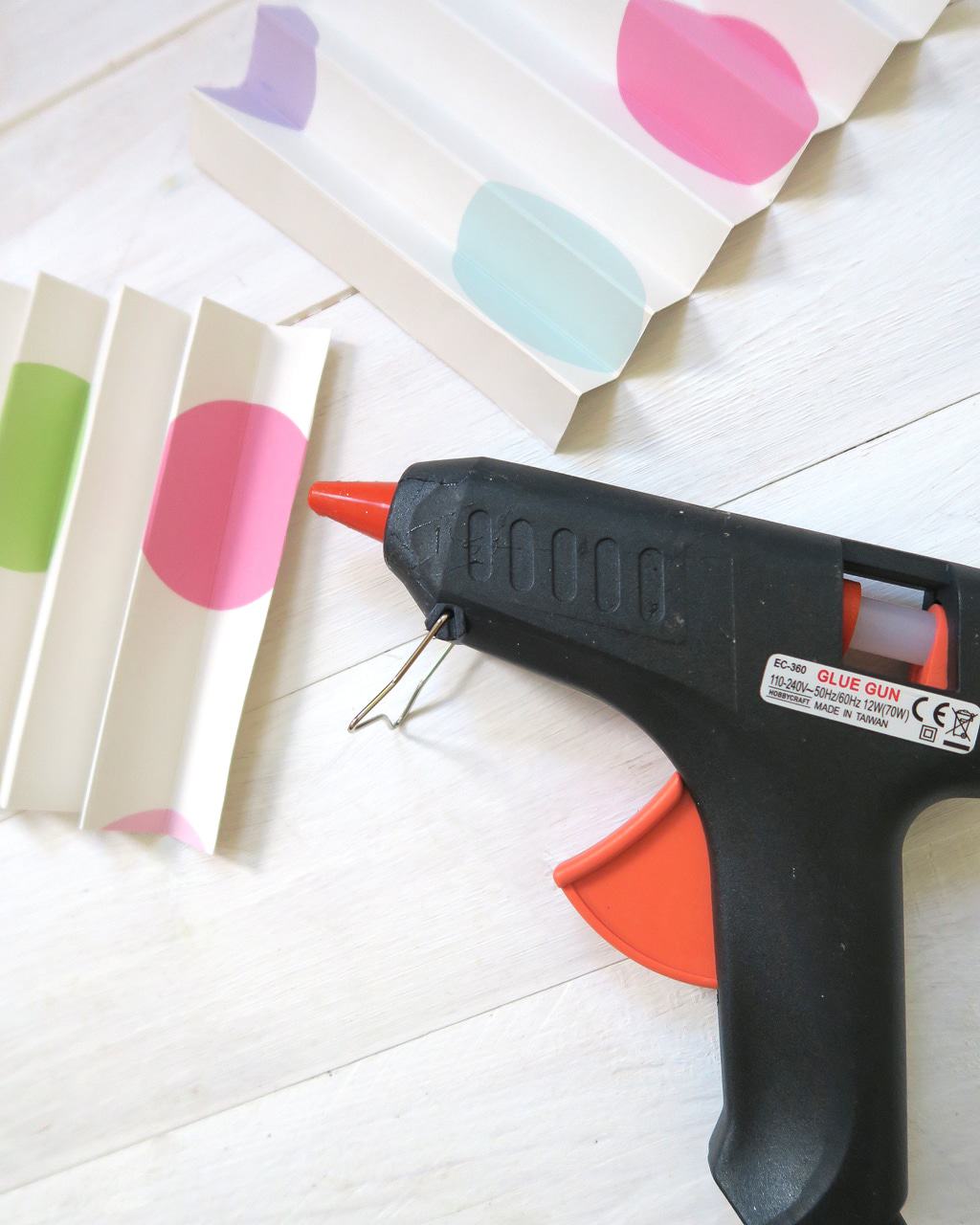 How to make a circle fan out of paper by The Listed Home